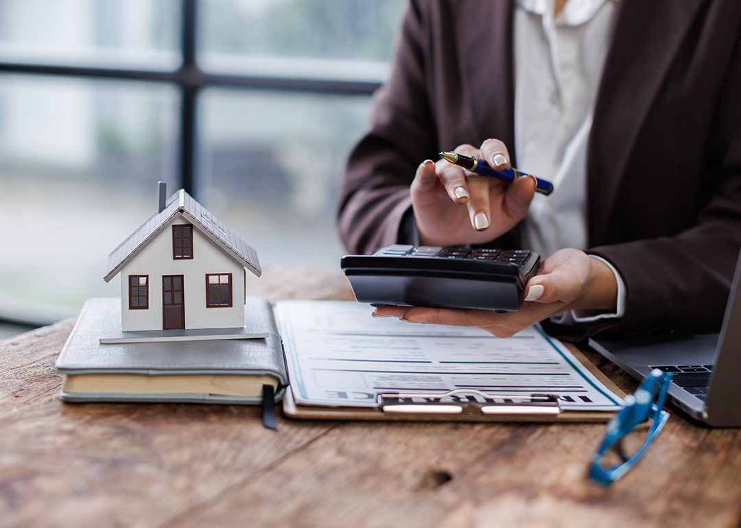 How does refinancing a mortgage work? | Stacker